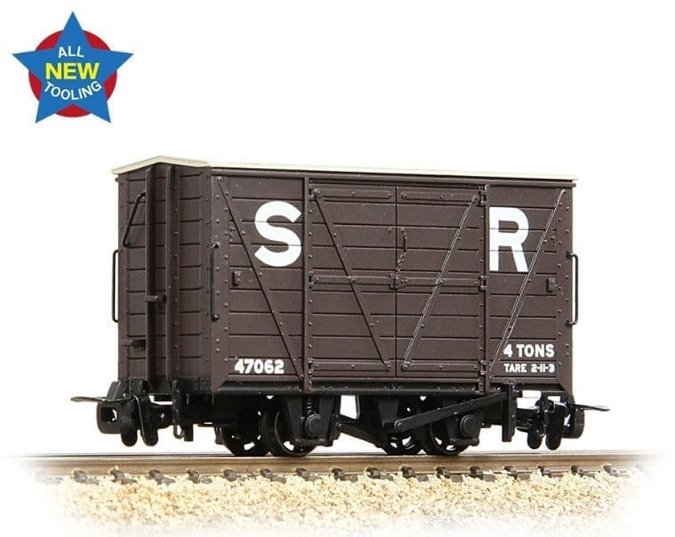 393-126 Bachmann RNAD Box Van SR Brown