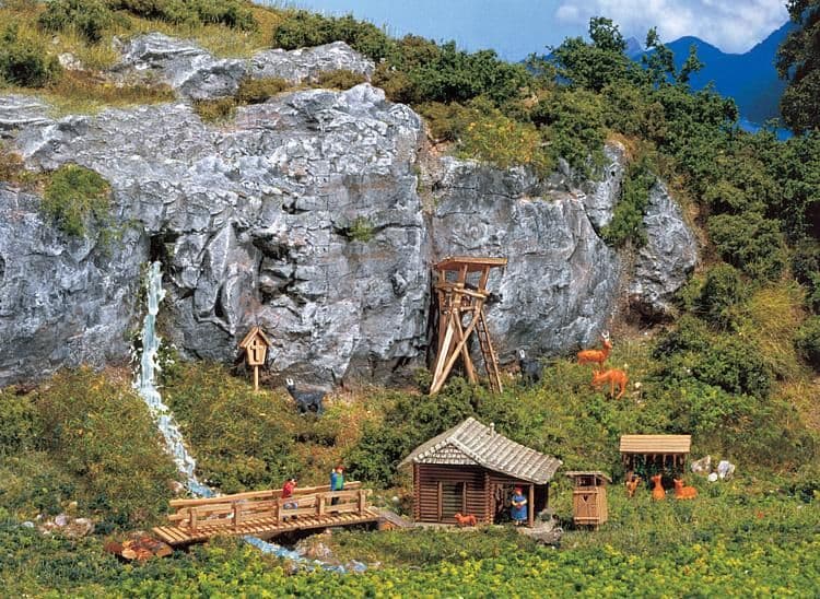 Faller 272532 N Scale Lodge with Raised Hide