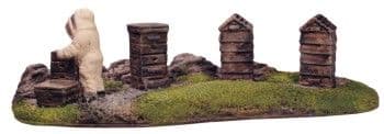 Harburn Hobbies CG 239 Beekeeper & 4 hives on scenic base
