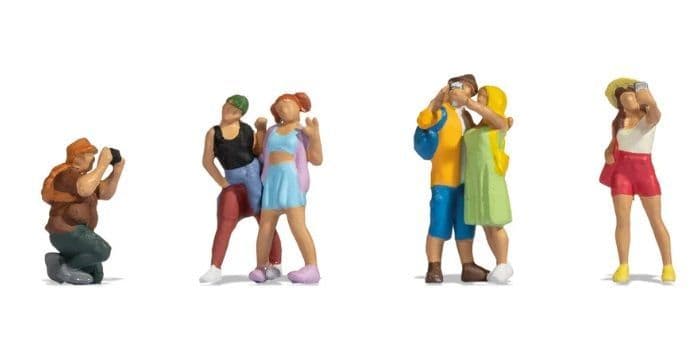 Noch 45473 Scale TT 120 Tourists Posing 6 Figure Set