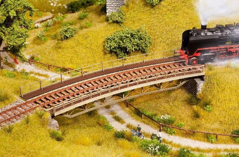 Noch 67026 - HO / OO Scales Curved Bridge Deck with Bridge Heads R2 437mm