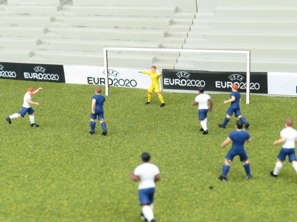 OSBF02020 OO Gauge Football Team UNPAINTED