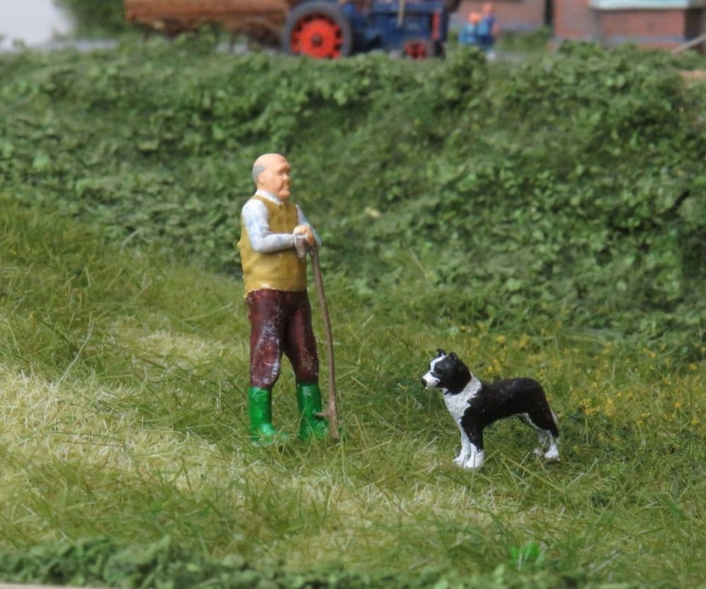 OSBF082 OO Gauge Figure Jack the Shepherd and Hank the sheep dog painted