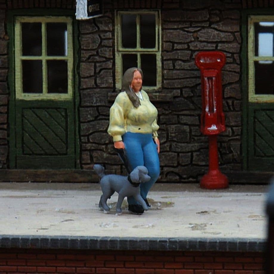 OSBF185 OO Gauge Figures Lady Walking Dog painted