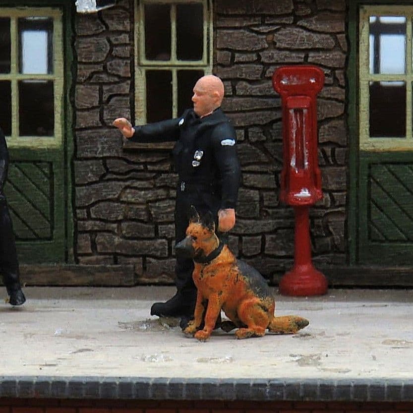 OSBF187 OO Gauge Figures Police Dog & Handler painted