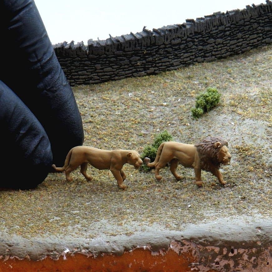 OSBF188 HO Scale Figures Lions X2 painted