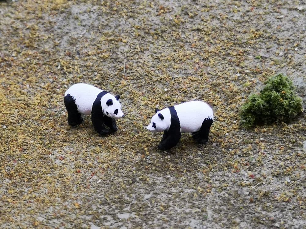 OSBF203 HO Scale Figures Giant Pandas painted X2