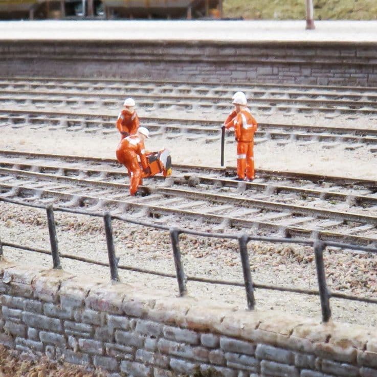 OSBFN074 N Gauge Network Rail Track Workers painted pack of 4