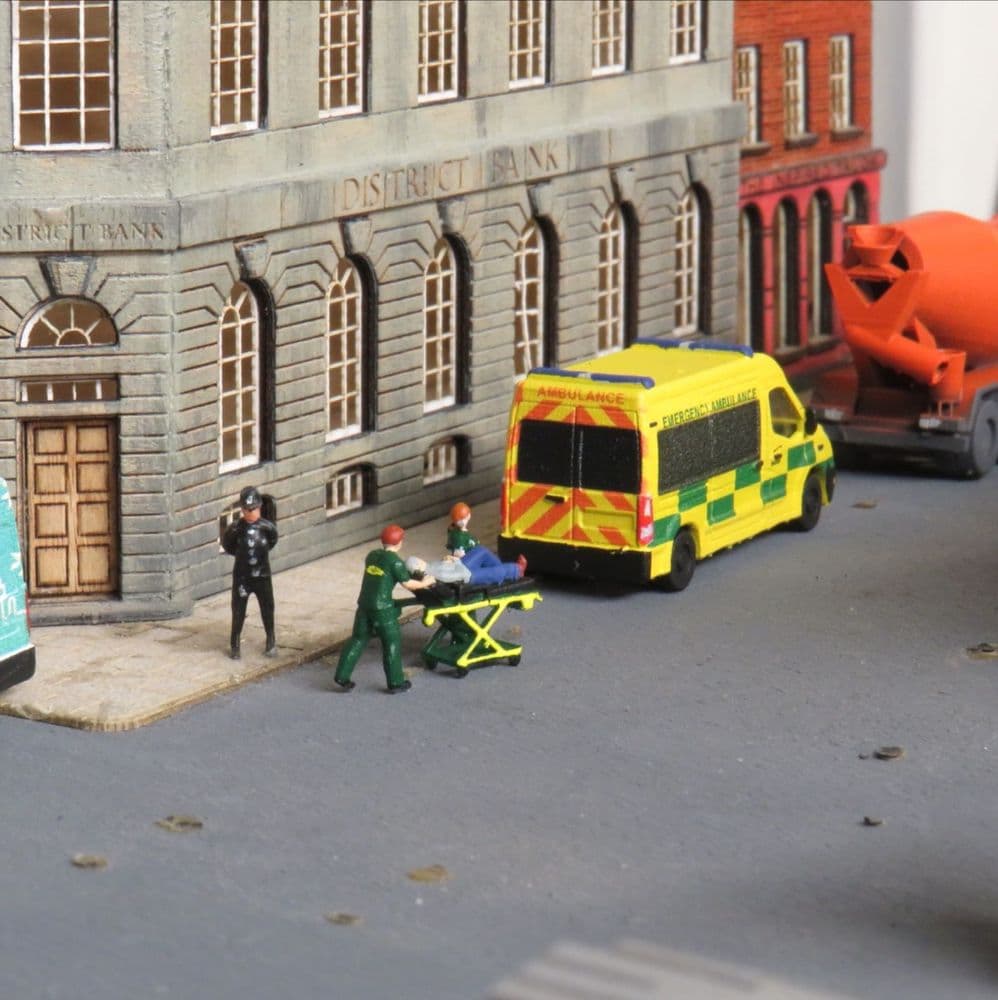 OSBFN085 N Gauge Ambulance crew Paramedics 1/148 painted