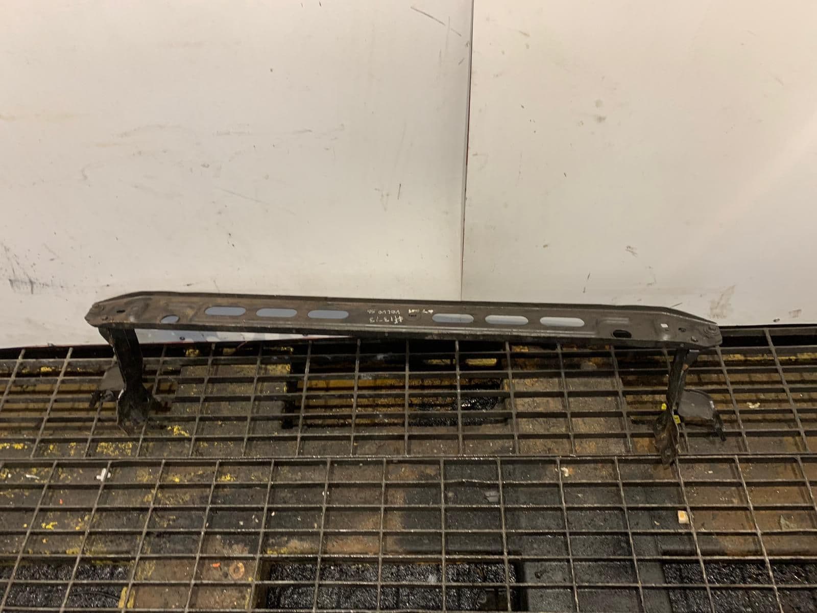 Volvo S60 2.0 DCI 2015-2020 LOWER RADIATOR BRACKET SUPPORT - 31368100 [BP]