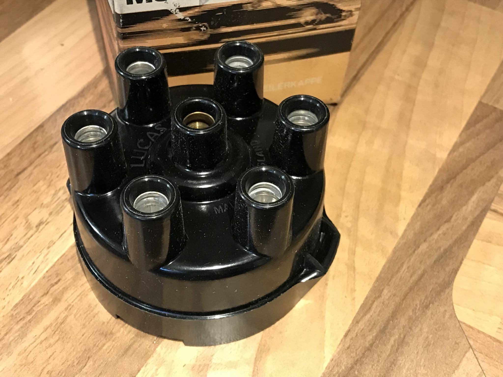 Ford Zephyr/Zodiac New Genuine Ford distributor cap 1718246