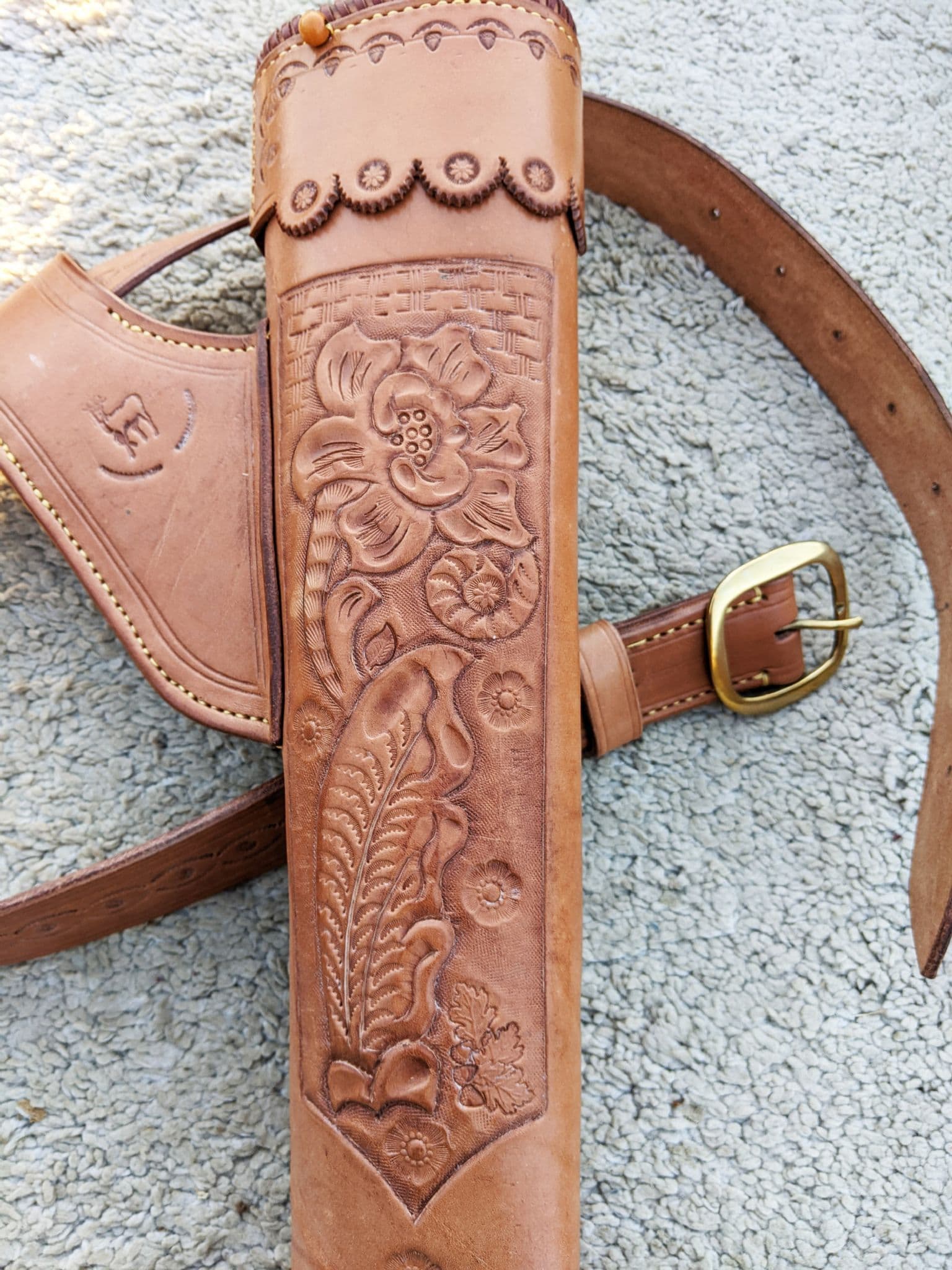 LEATHER HIP QUIVER carved with belt