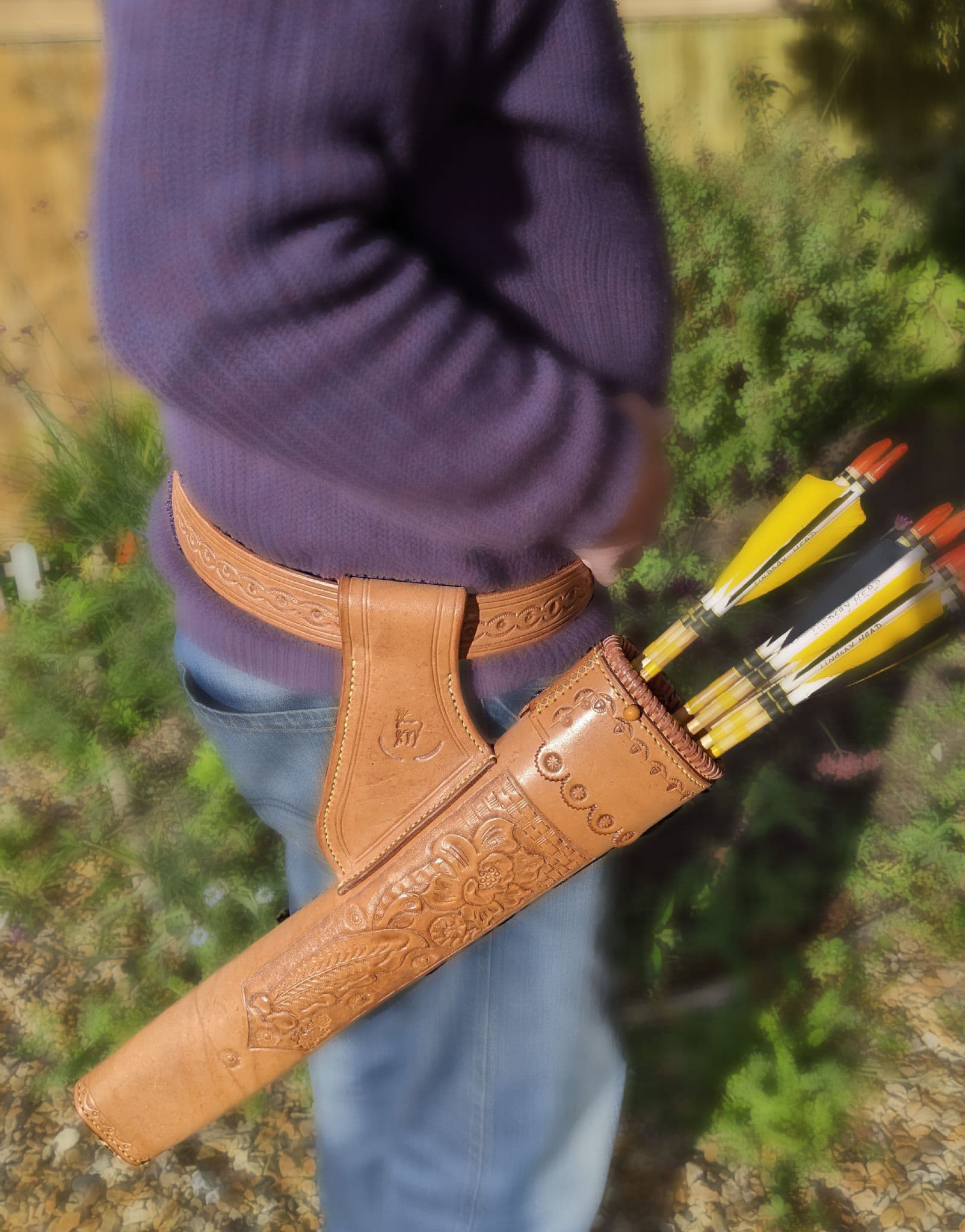 LEATHER HIP QUIVER carved with belt