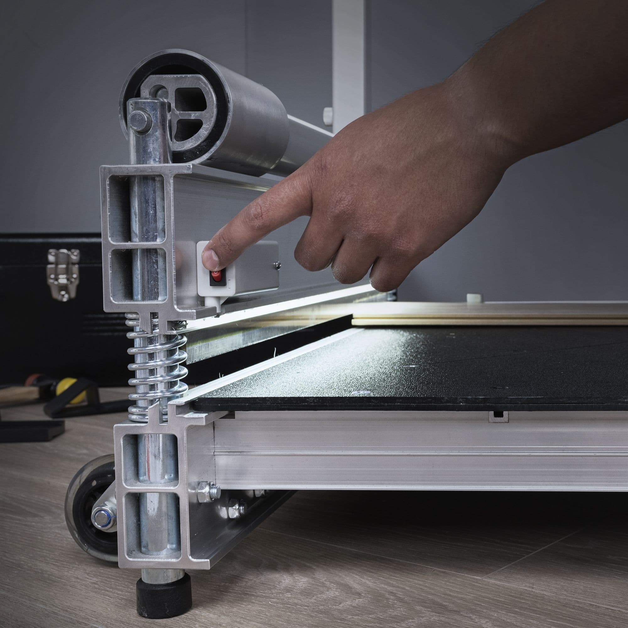 Roberts 25" R1095 LVT Cutter – Professional Luxury Vinyl Tile Cutter