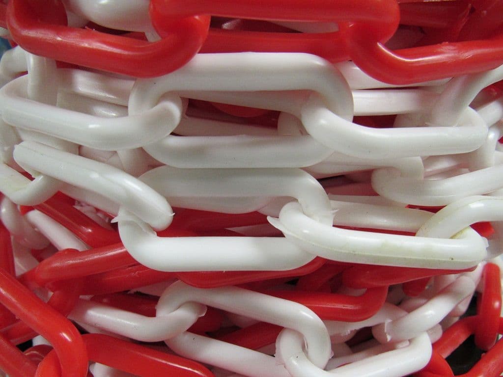 Red White Plastic Chain Links 8MM x 25M | SecureFix Direct