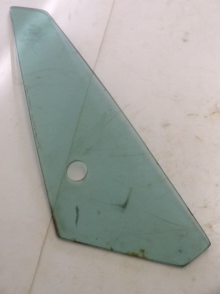 Quarter light Window Glass O/S