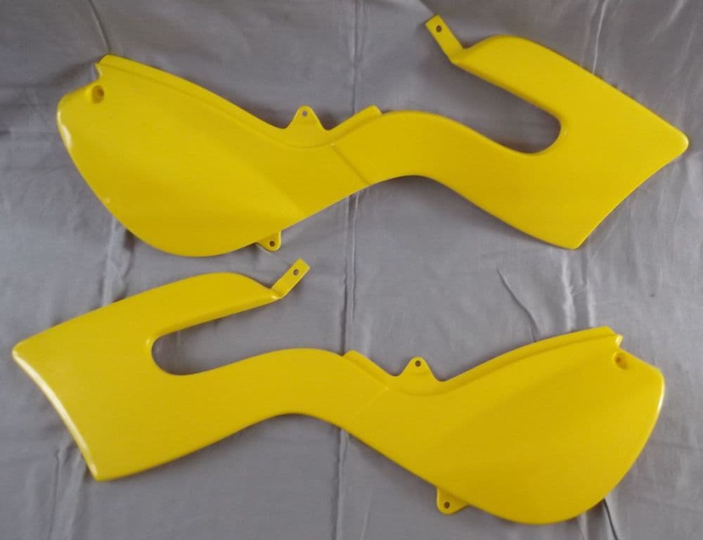 Genuine Malaguti Grizzly 12 Side Panel Set Pair Yellow 062 071 11