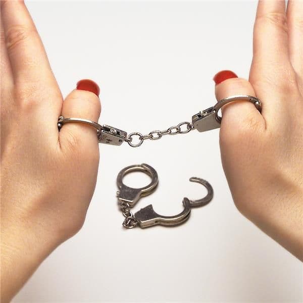 Metal Thumbcuffs Keyring - Mini Handcuffs Novelty Keychain| Funny ...