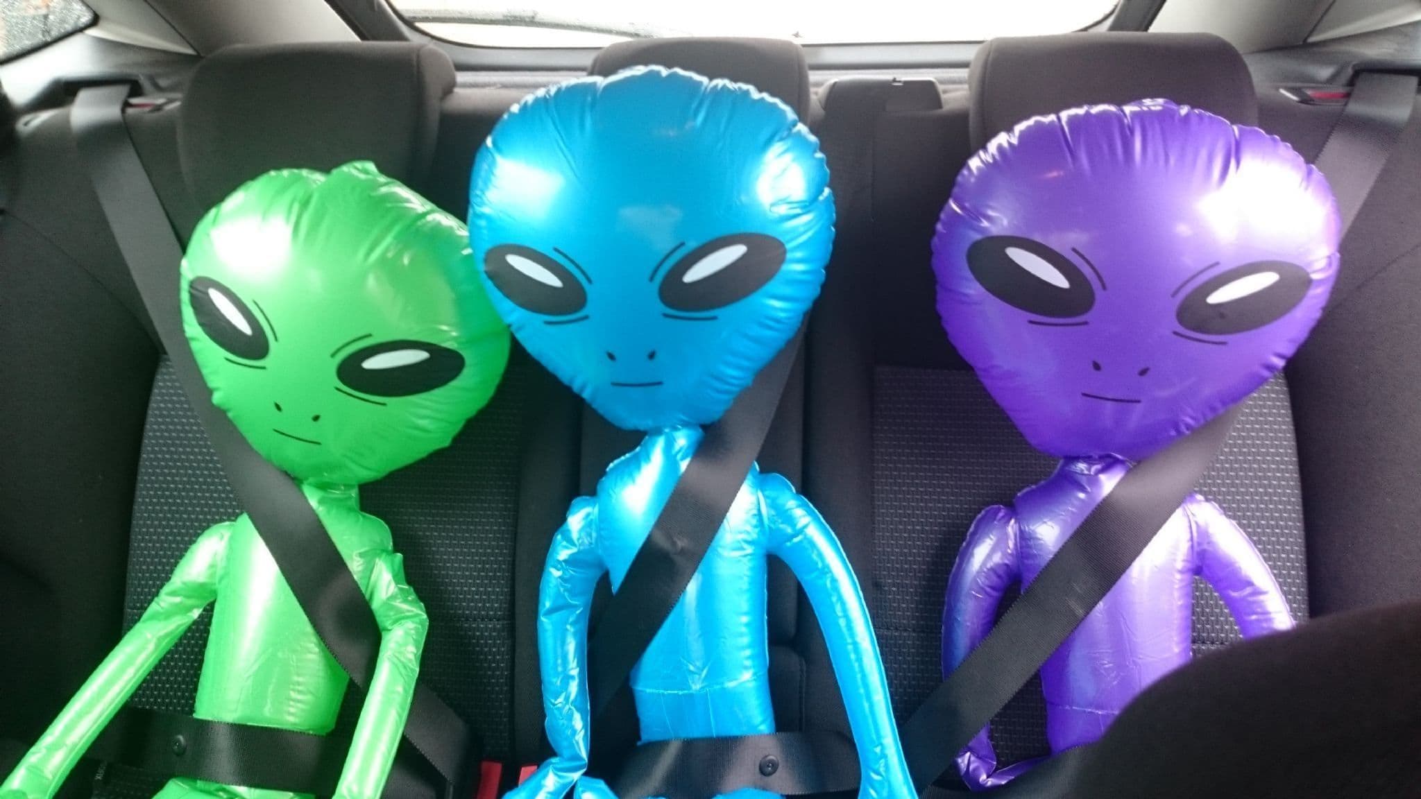 SuperFunStuff.co.uk fun-pics-inflatable-aliens-in-car