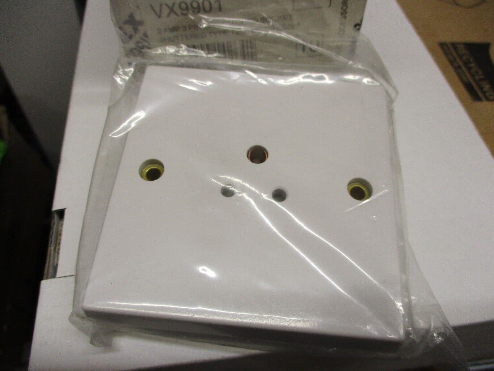 NEW VOLEX VX9901 2 AMP 3 PIN UNSWITCHED SOCKET