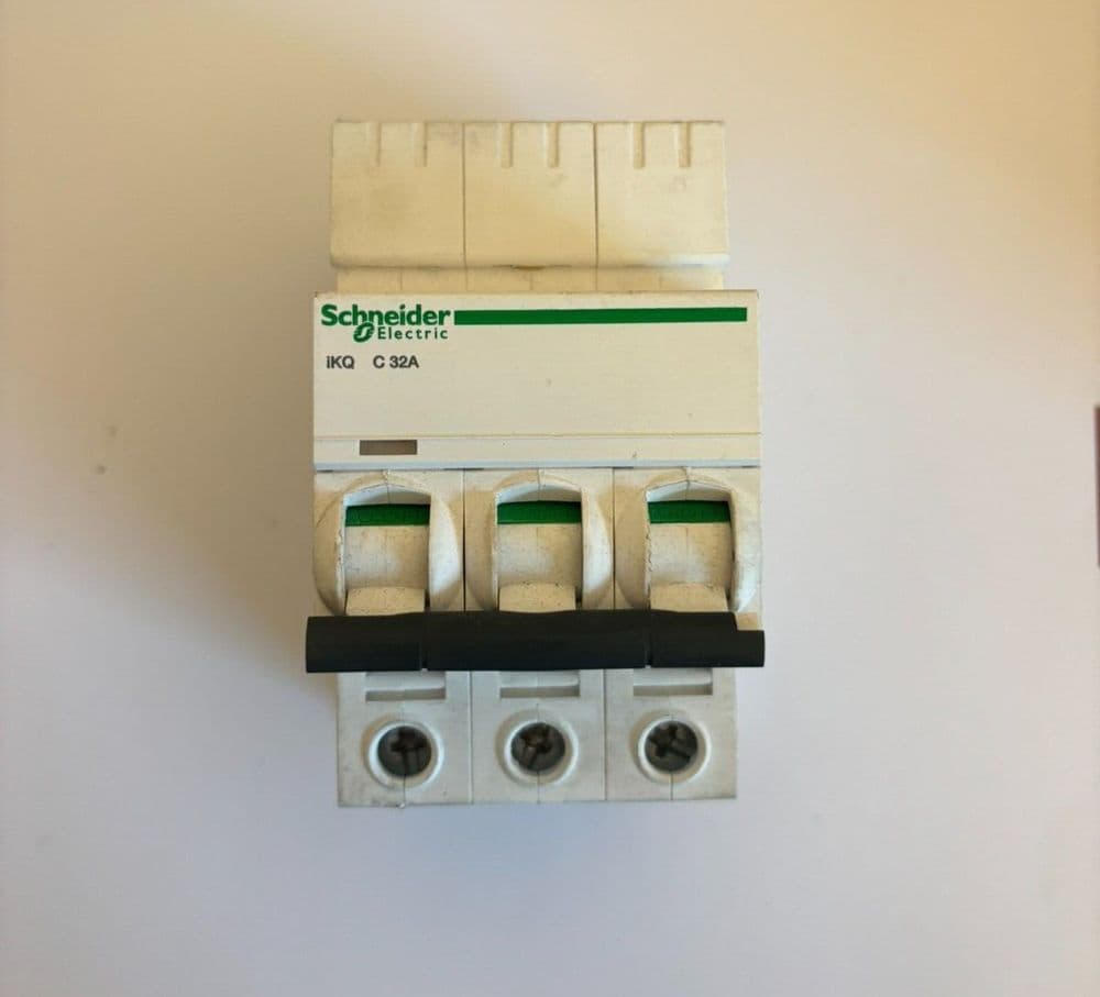 SCHNEIDER ELECTRIC IKQ C32A 32 AMP 10KA A9F57332 TRIPLE POLE MCB CIRCUIT BREAKER