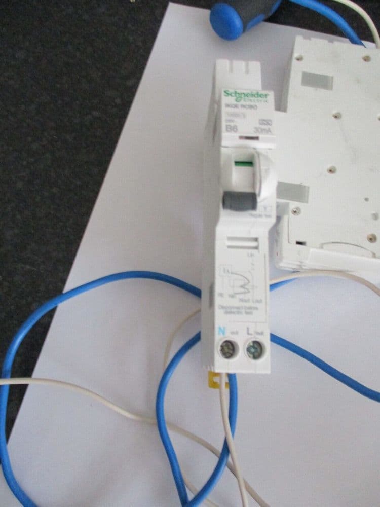 SCHNEIDER IKQE SEE106B03 B6 6 AMP 30mA 10KA SINGLE POLE RCBO CIRCUIT BREAKER