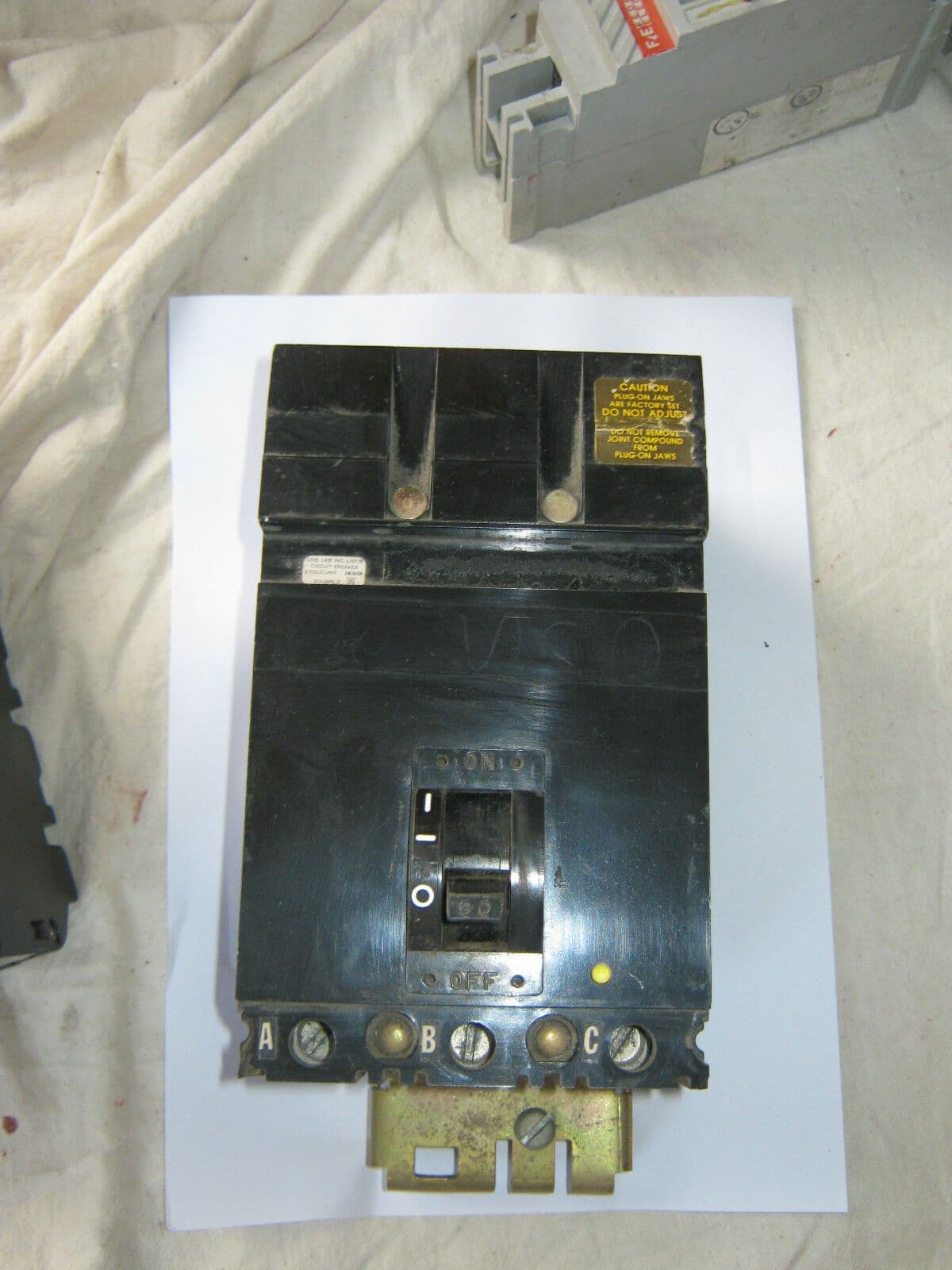 SQUARE D 60 AMP TRIPLE POLE MCCB CIRCUIT BREAKER