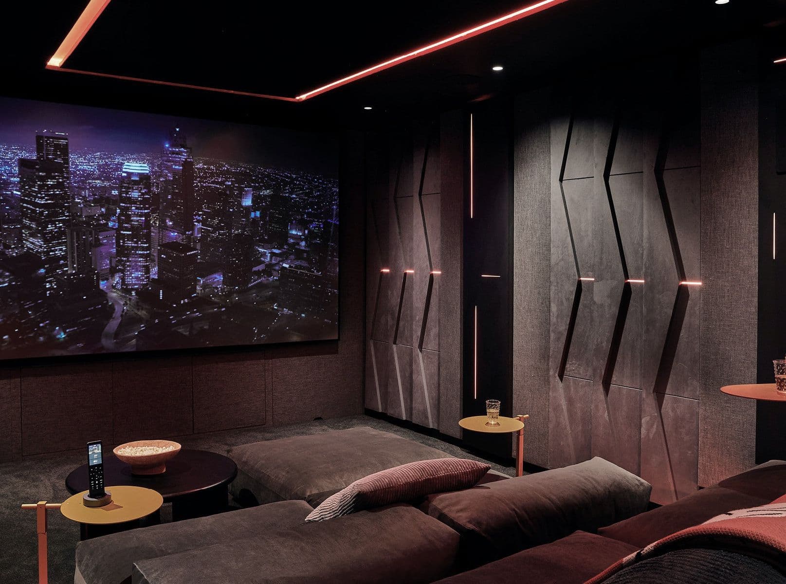LARGE CINEMA ROOM 7 4 4