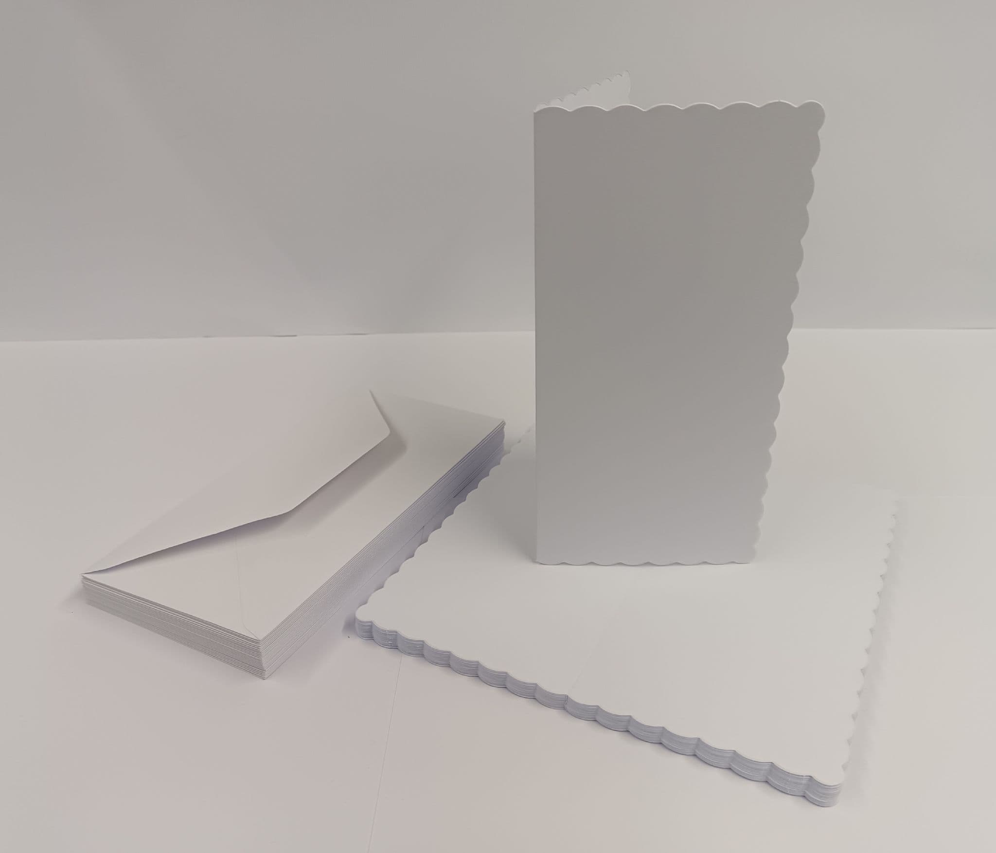 25 Pack DL Pre-Creased Scalloped White Blank Cards 250gsm & Envelopes ...
