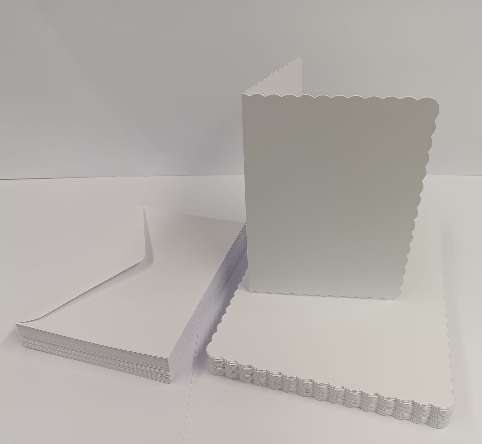 50 Pack A6 Pre-Creased Scalloped White Blank Cards 250gsm & Envelopes ...