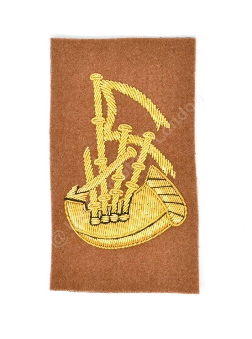 Simple Piper s Sleeve Badge Gold on Khaki