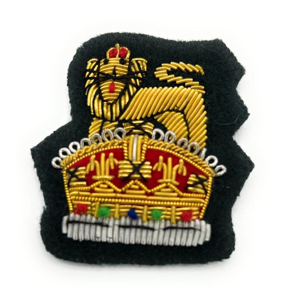 Staff Officer Cap Badge Kings Crown on Dark Green R2834