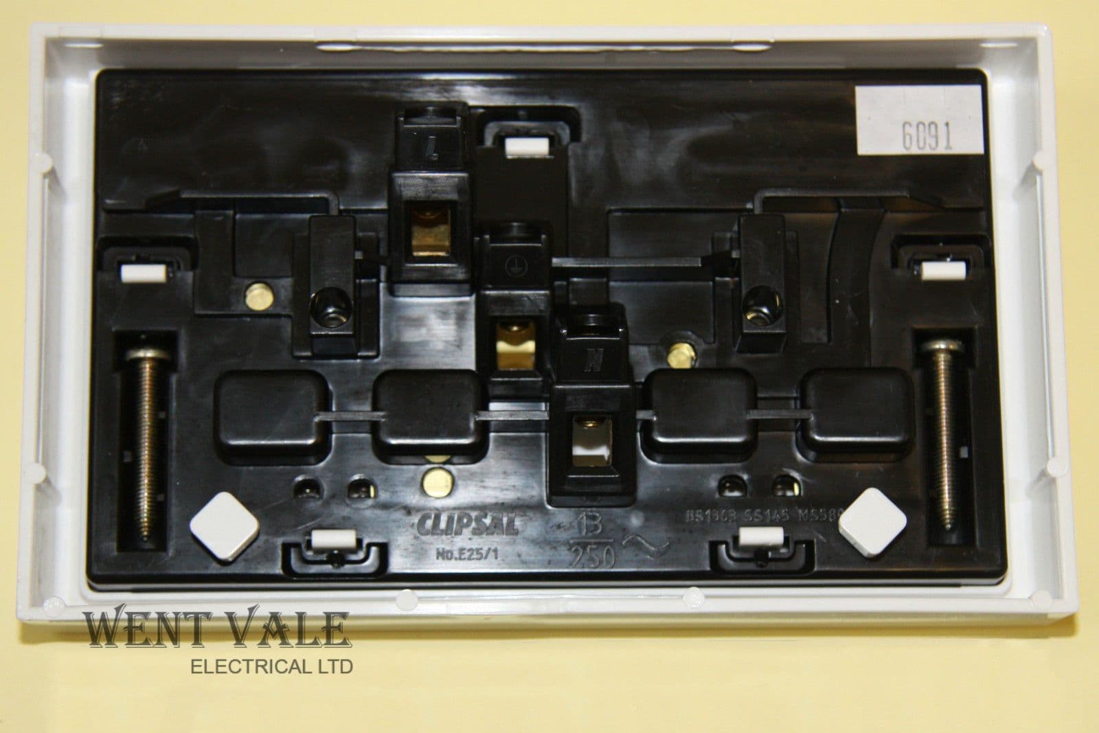 Clipsal E251WE - White Moulded Single to Twin Converta Socket Un-used