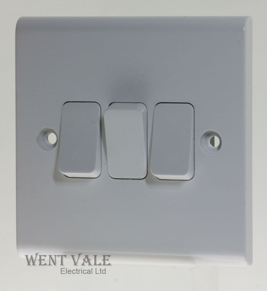 Deta Slimline Range - S1205 - 10a Three Gang Two Way Plate Switch New