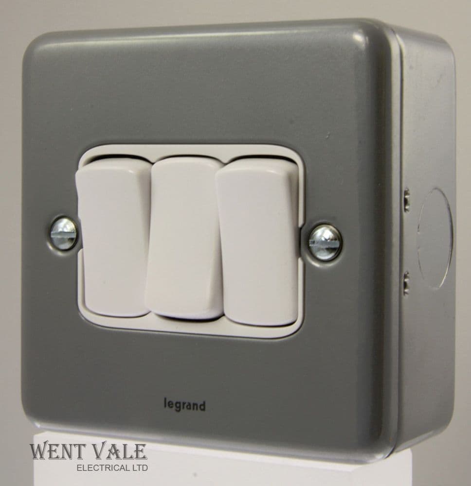 Legrand Synergy - 7338 03 - 10a 3 Gang 2 Way Metalclad Switch New