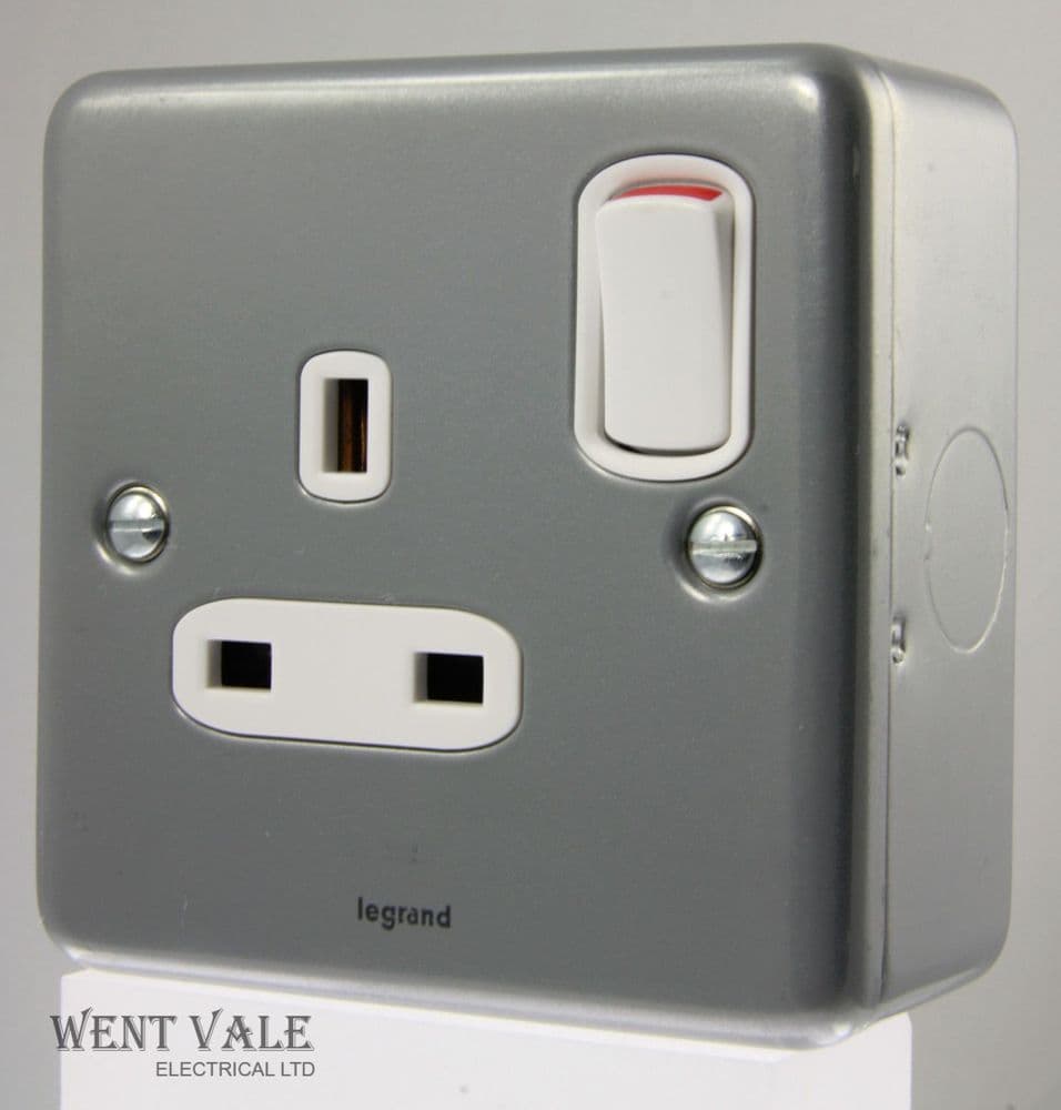 Legrand Synergy 7338 60 - Metalclad 13a Single Switched Socket New