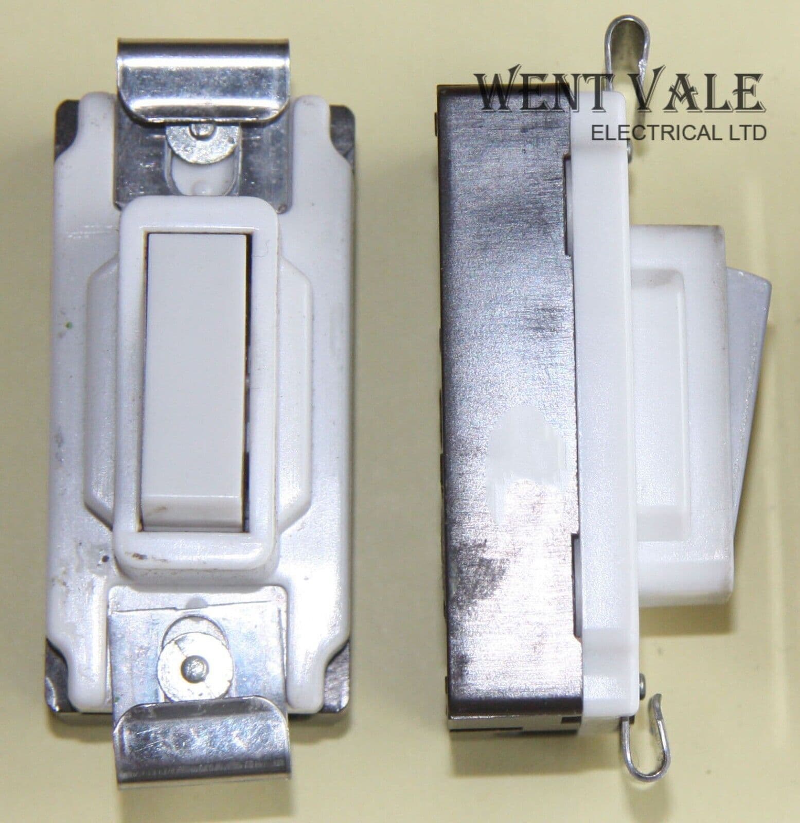 MK Grid Switch - 4891 WHI - 20a One Way Old Style Switch Module Used