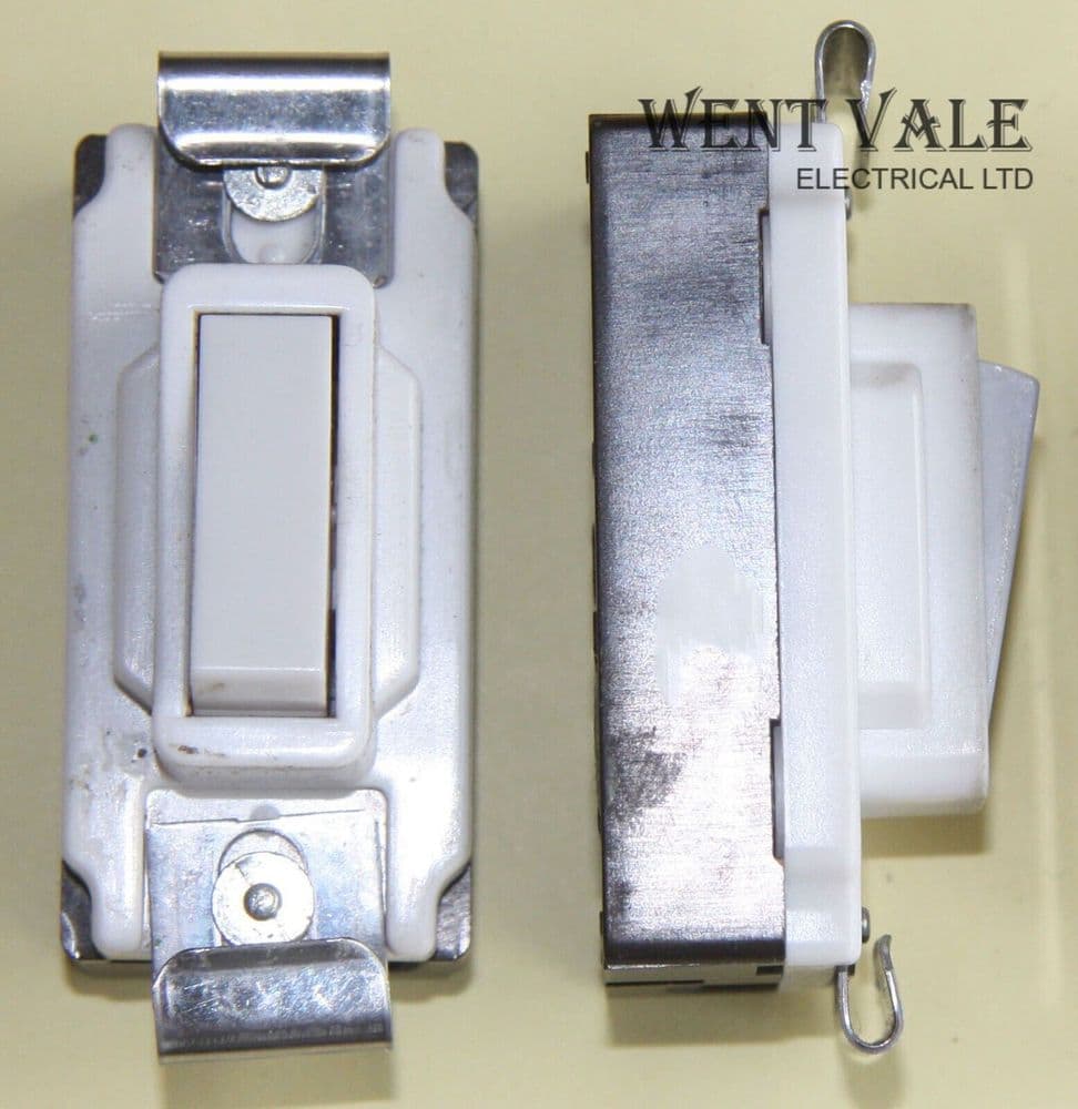 MK Grid Switch - 4891 WHI - 20a One Way Old Style Switch Module Used