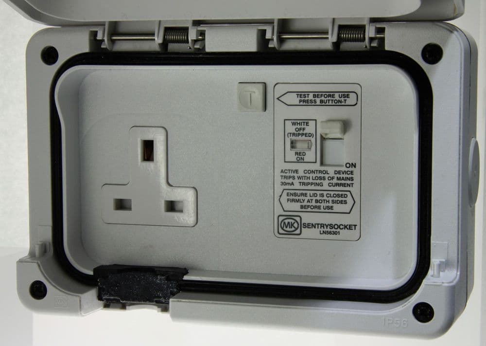 MK Masterseal - 56301 WHI - 1g 30mA Active IP56 Rated Sentry RCD Socket New