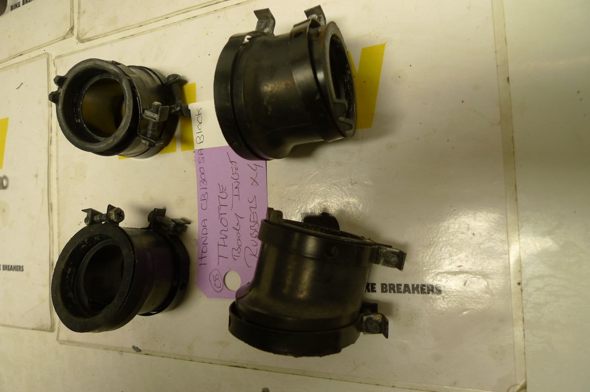 HONDA CB1300 BREAKING THROTTLE BODY INLET RUBBER MANIFOLDS LOC-C