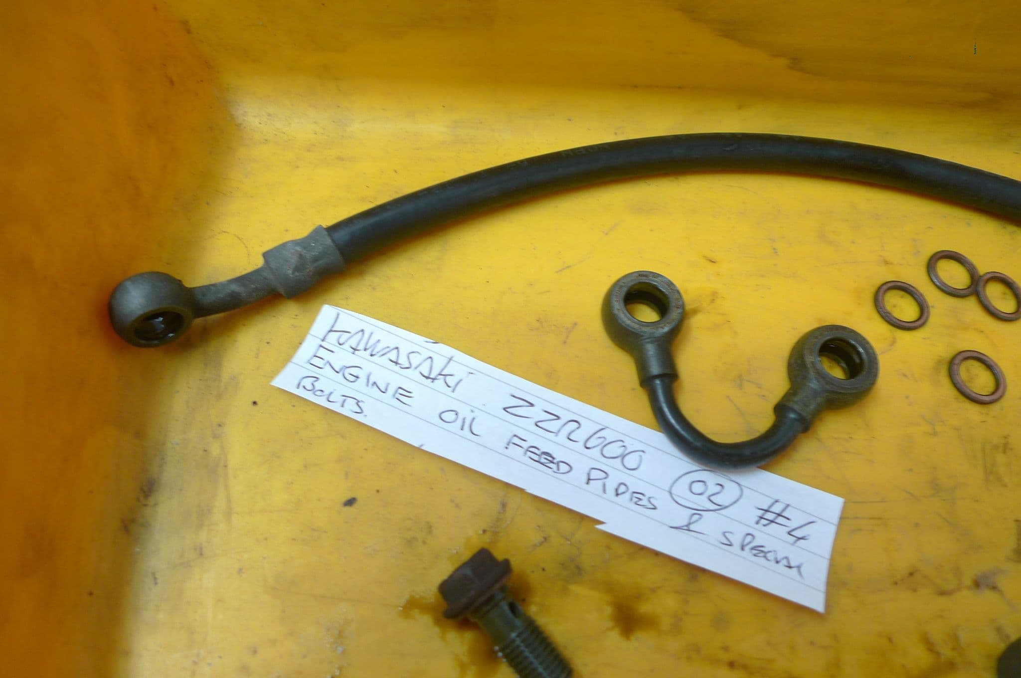 KAWASAKI ZZR600 BREAKING ENGINE OIL FEED PIPES & SPECIAL BOLTS 4 LOC-C