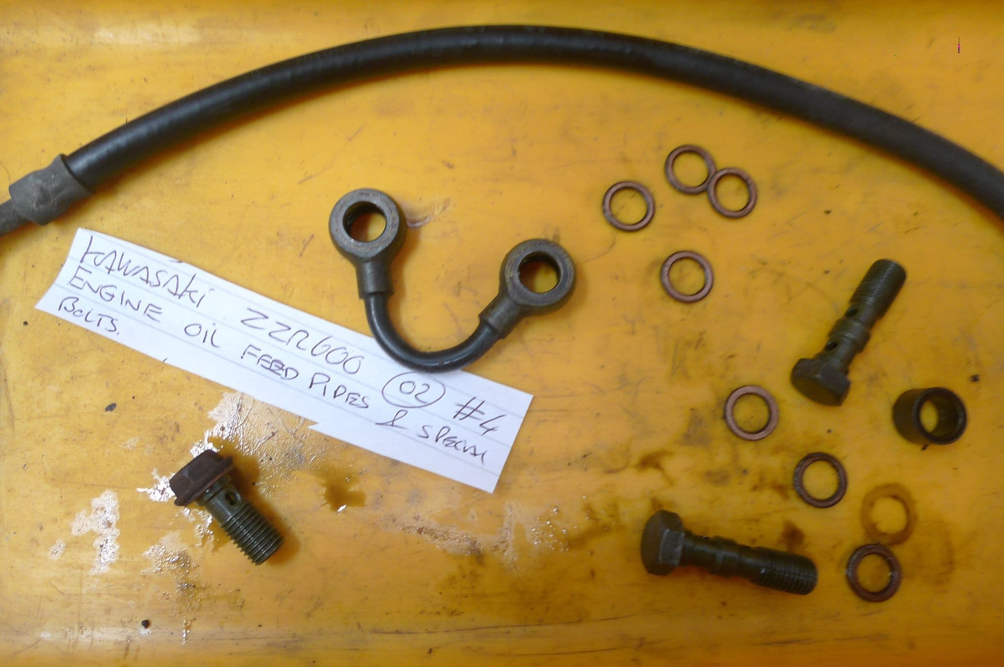 KAWASAKI ZZR600 BREAKING ENGINE OIL FEED PIPES & SPECIAL BOLTS 4 LOC-C