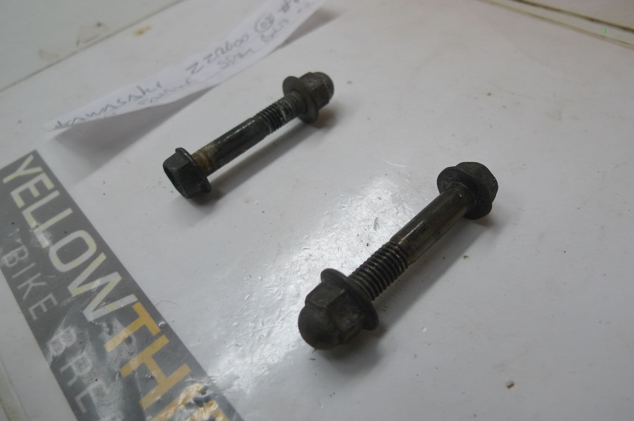 KAWASAKI ZZR600 BREAKING FRONT FAIRING MAIN STAY BOLTS x2 4 LOC-C