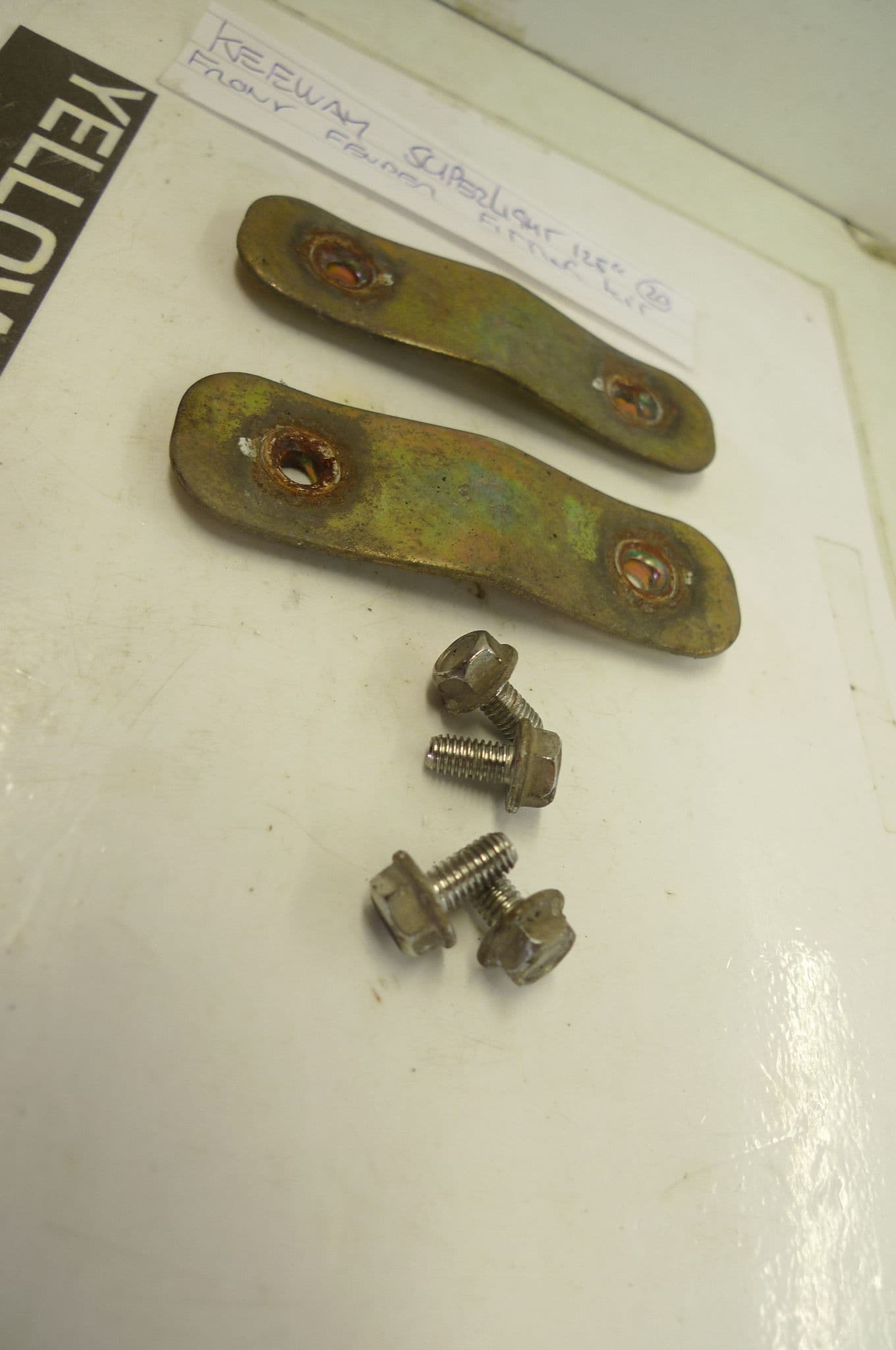 KEEWAY SUPERLIGHT 125 FRONT FENDER FITTING KIT LOC-A