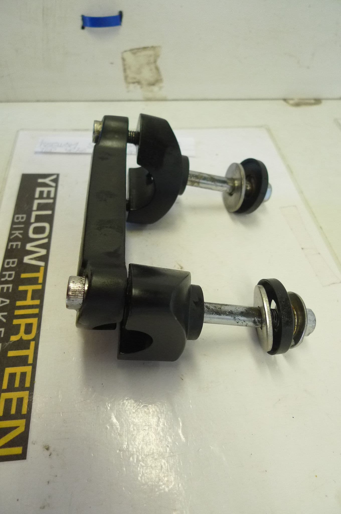 KEEWAY SUPERLIGHT 125 TOP YOKE 25mm HANDLEBAR CLAMPS LOC-A