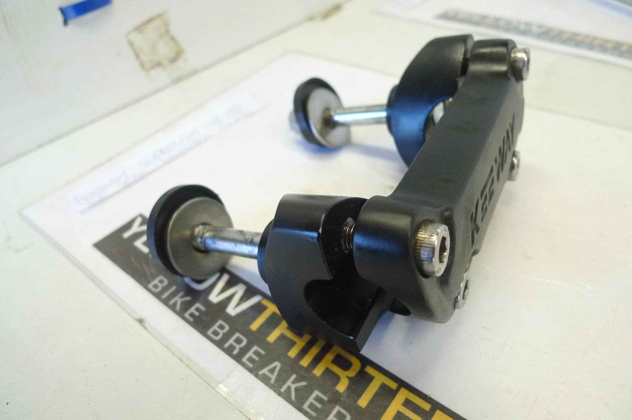 KEEWAY SUPERLIGHT 125 TOP YOKE 25mm HANDLEBAR CLAMPS LOC-A