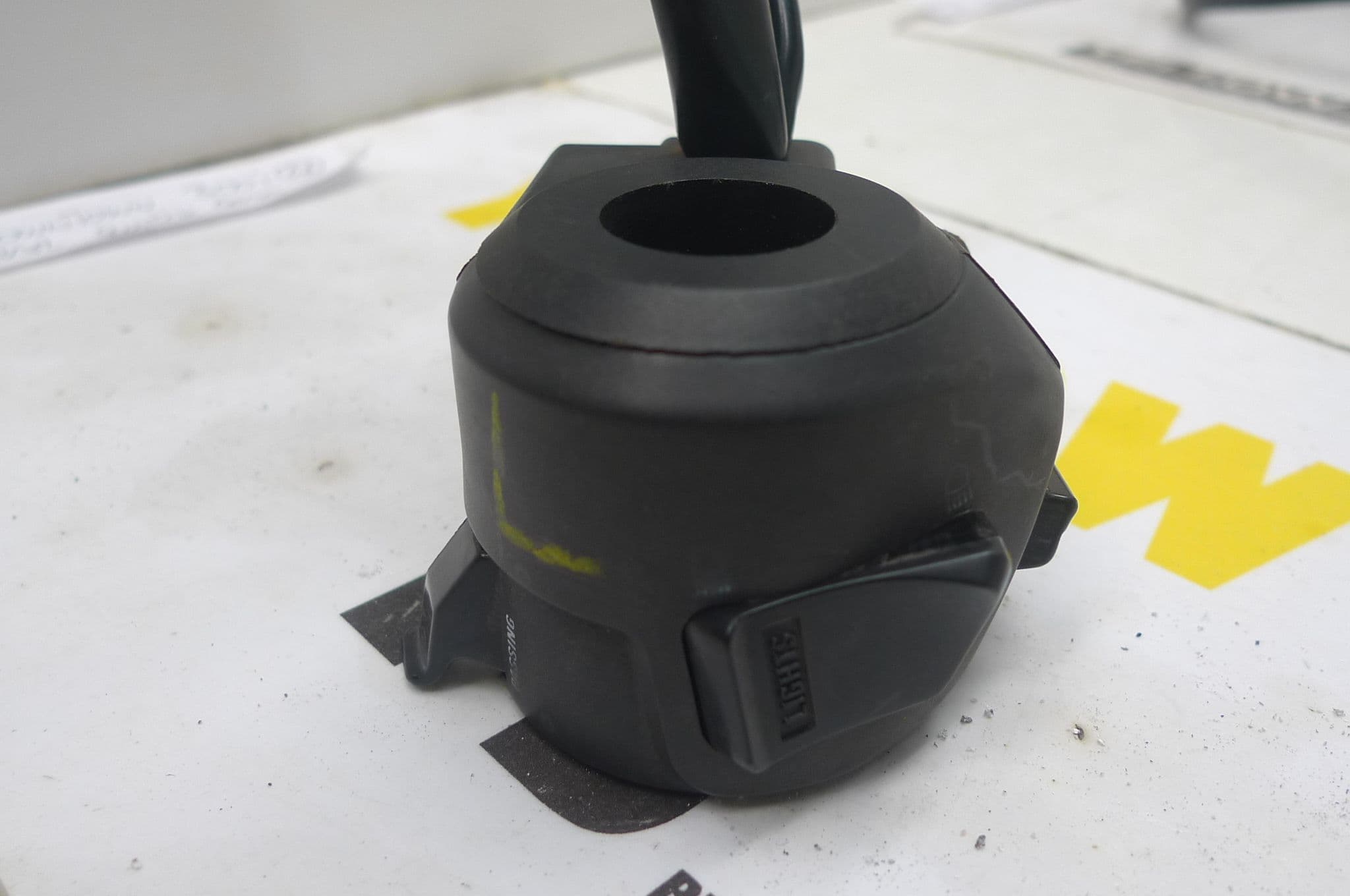 KYMCO DOWNTOWN 300 BREAKING LEFT HANDLEBAR SWITCH GEAR LOC-C