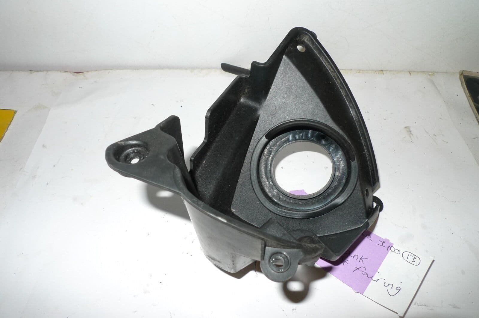 KYMCO PEOPLE ONE 125i BREAKING FUEL TANK FILL POINT FAIRING LOC-A