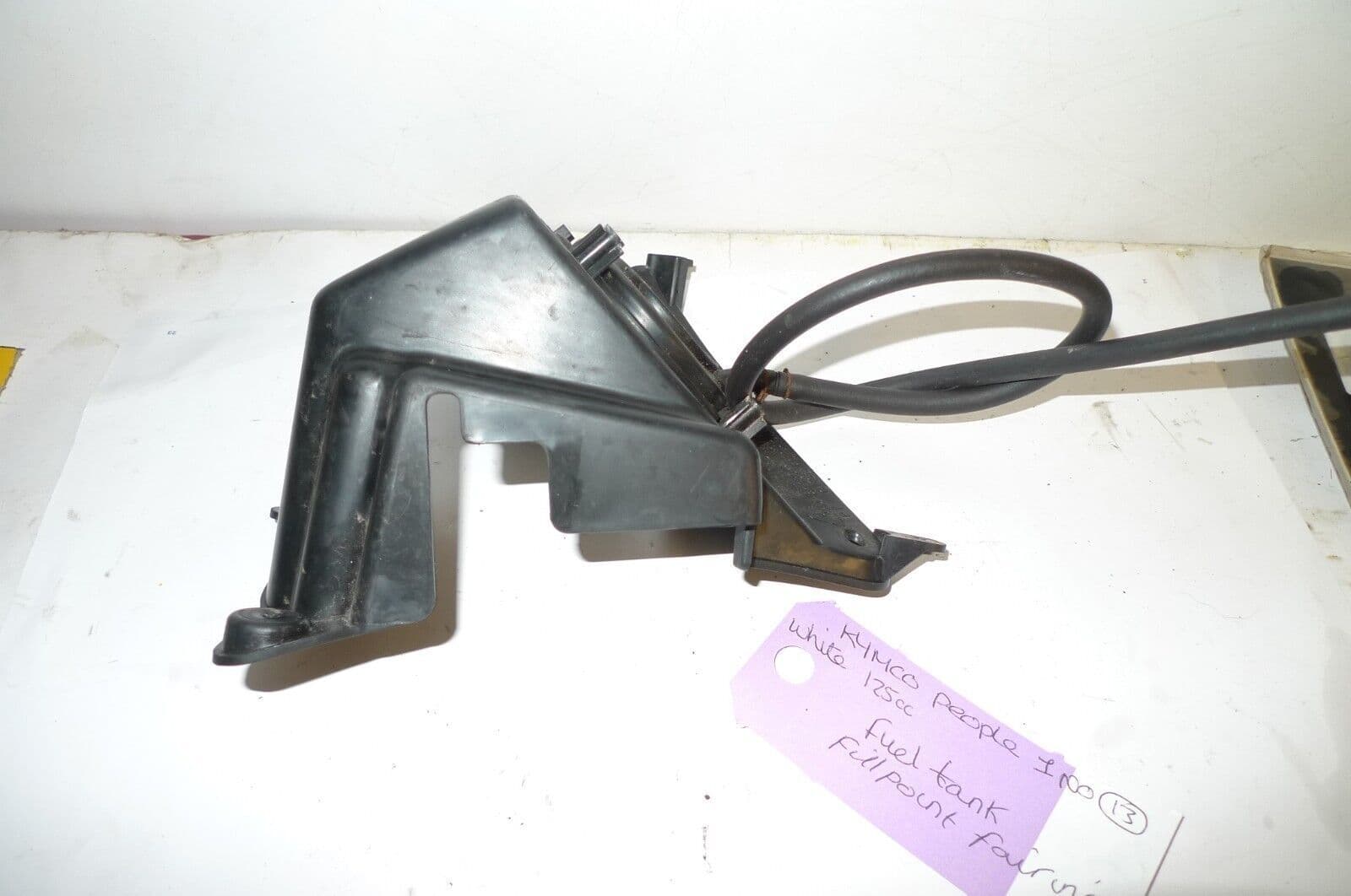 KYMCO PEOPLE ONE 125i BREAKING FUEL TANK FILL POINT FAIRING LOC-A