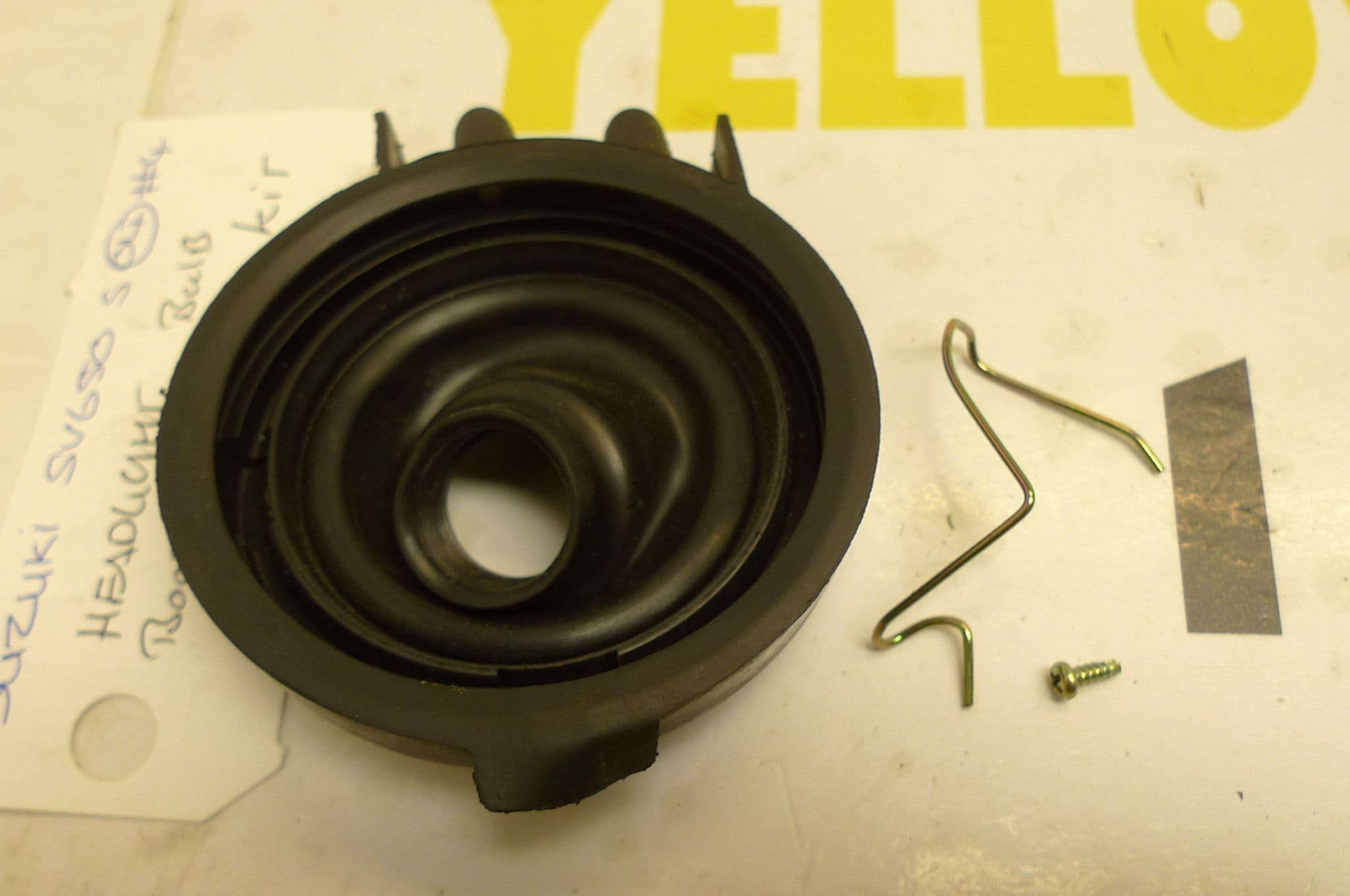 SUZUKI SV650 BREAKING HEADLIGHT BULB BOOT RUBBER KIT A 4 LOC-C